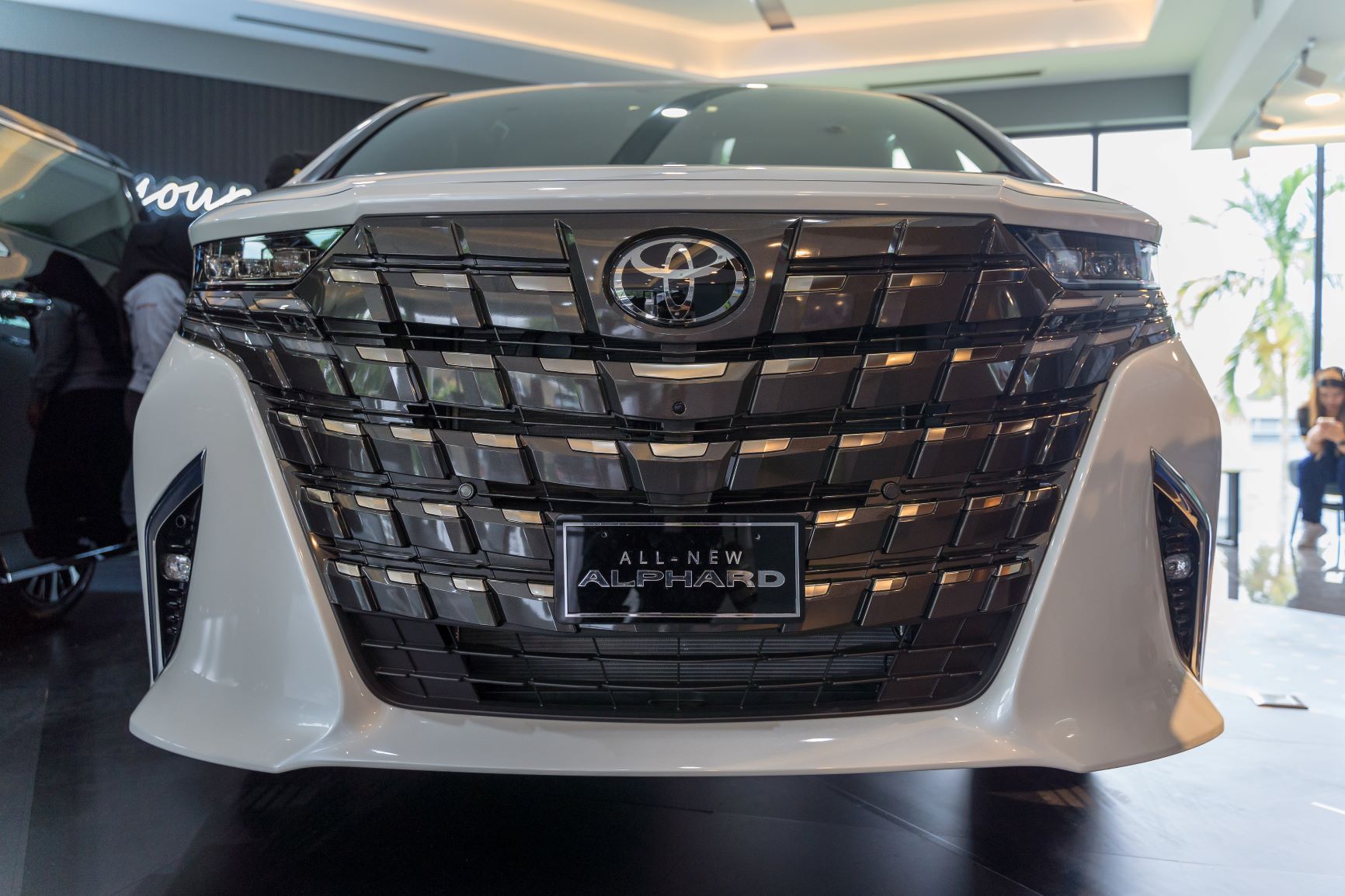 Toyota Alphard: An ideal family car designed with luxury and comfort in ...